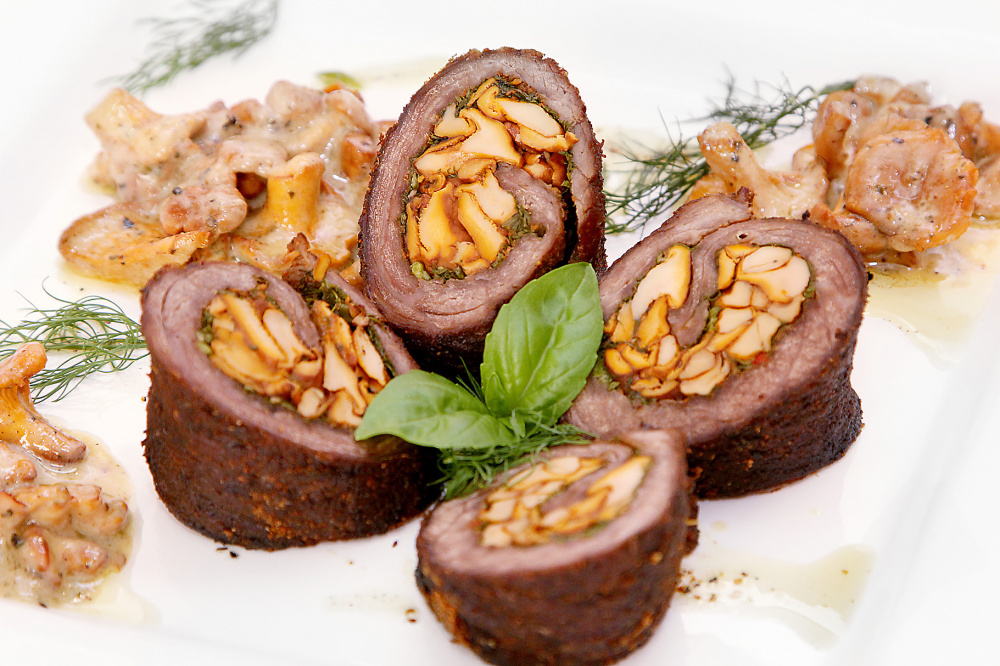 Liellopu gaļas ruletes ar gaileņu pildījumu - MVIRTUVE.LV (Mājas virtuve)